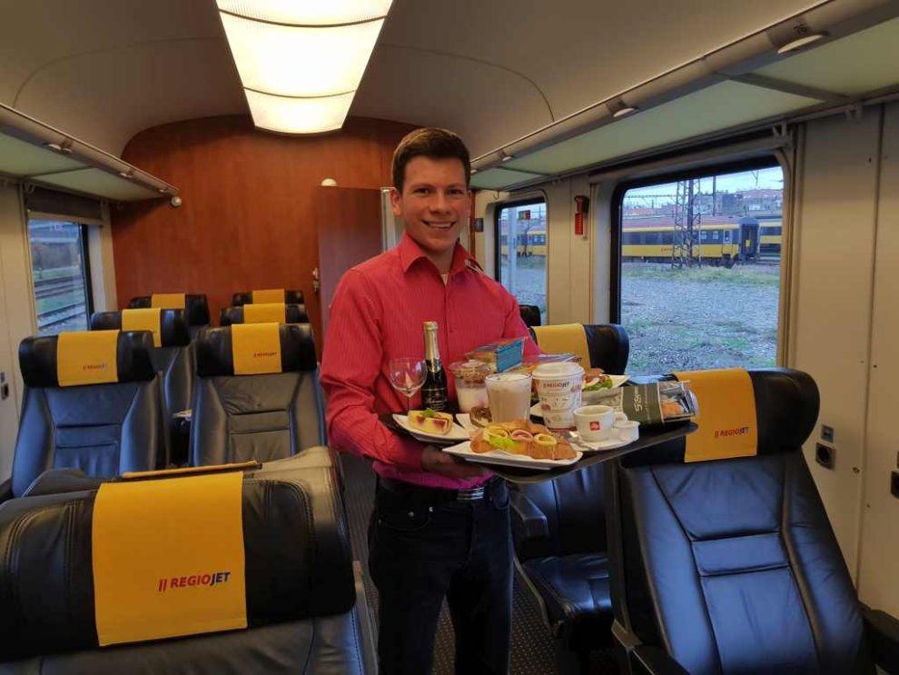 RegioJet předělal palubní menu. Po šesti letech zdražil, přidal nové ...