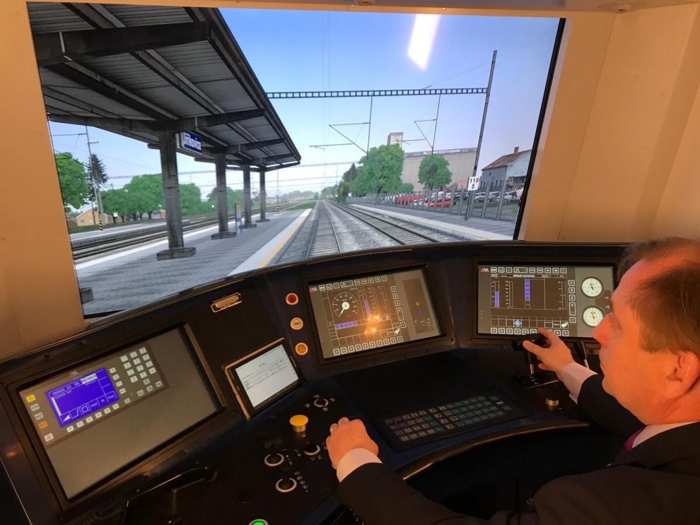 Jako piloti: Dráhy spouštějí dva simulátory, pošlou na ně všechny ...