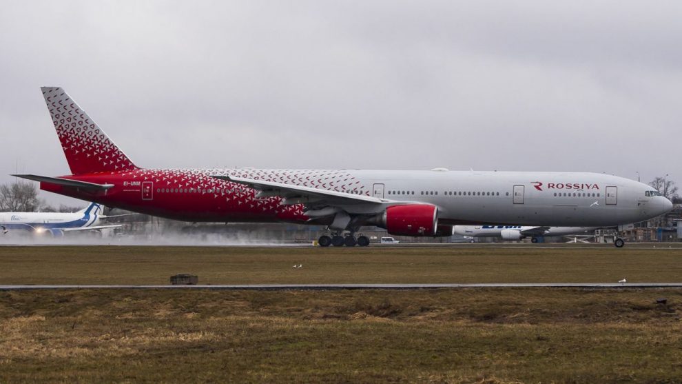 V Moskvě nouzově přistál Boeing 777 po problémech s motorem. Jiným než ...