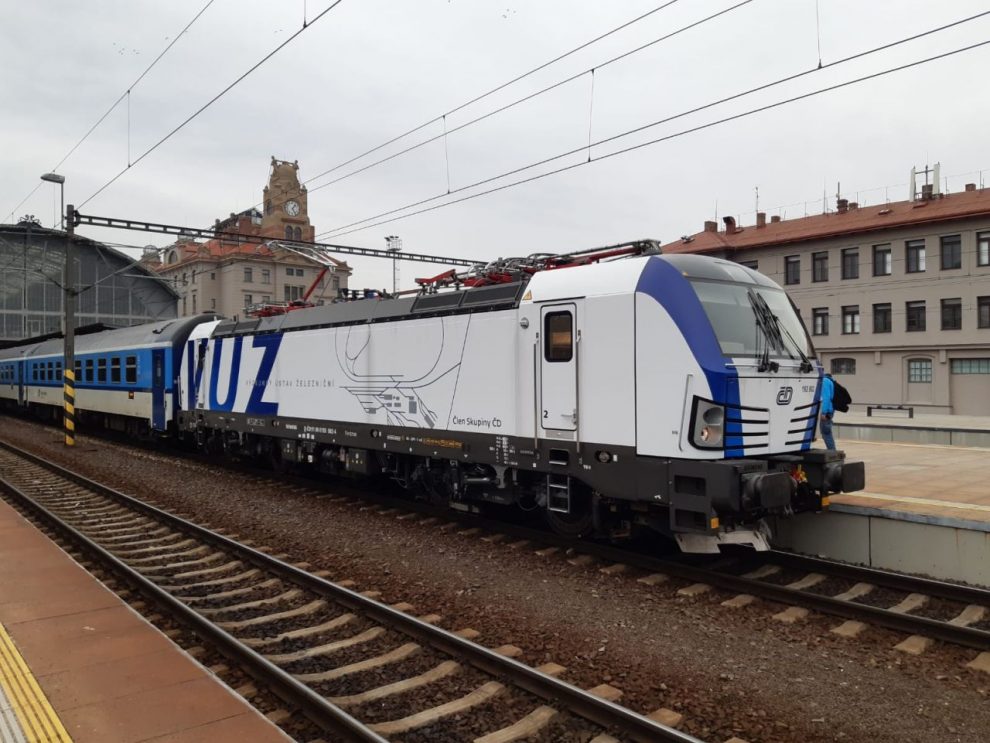 České dráhy začaly nasazovat do provozu čtyřsystémový Siemens Vectron ...