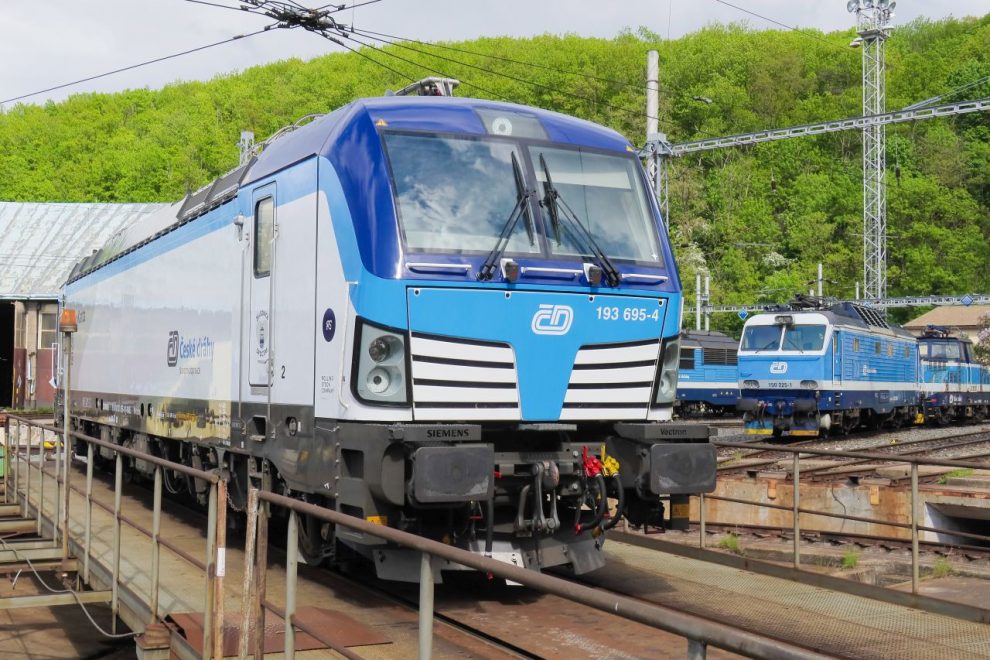 České dráhy letos převezmou dalších 12 lokomotiv Siemens Vectron ...