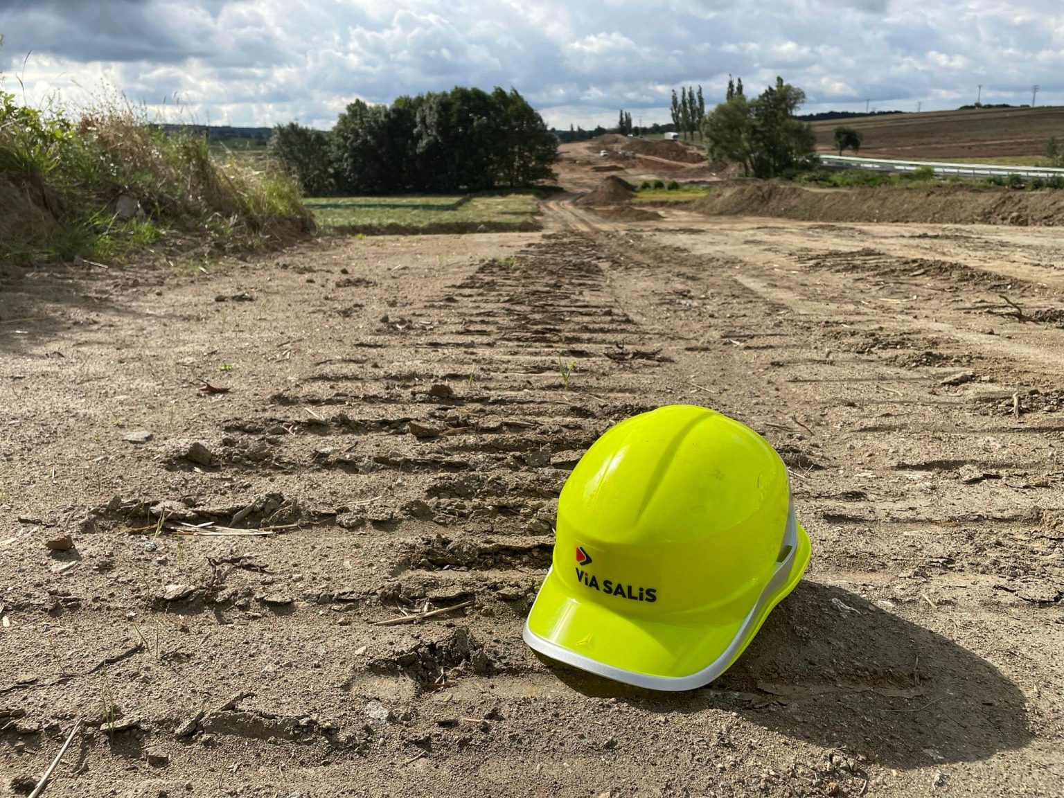 Video z ptačí perspektivy. Budoucí dálnice D4 se začíná vinout krajinou ...