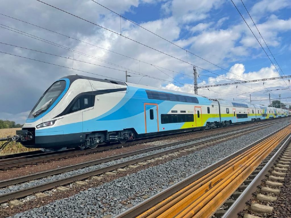 Do Česka dorazila na testy druhá čínská dvoupodlažní jednotka - Zdopravy.cz