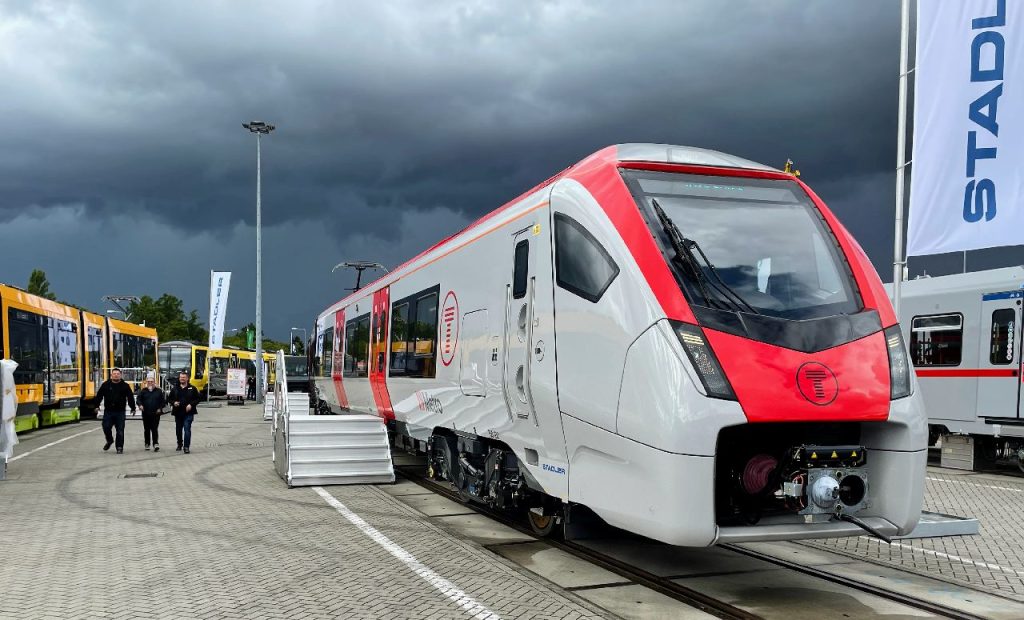 Stadler v Česku testuje nový Flirt pro Wales, má tři různé pohony ...