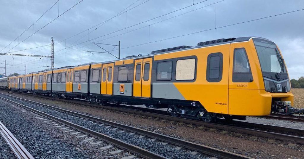 Na zkušební okruh VUZ dorazily nové vlaky od Stadleru pro metro na ...