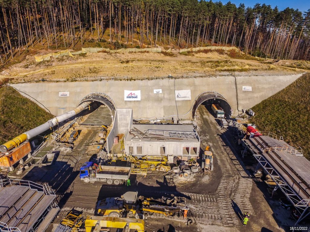 Poláci prorazili nový tunel na rychlostní silnici v Beskydech k ...