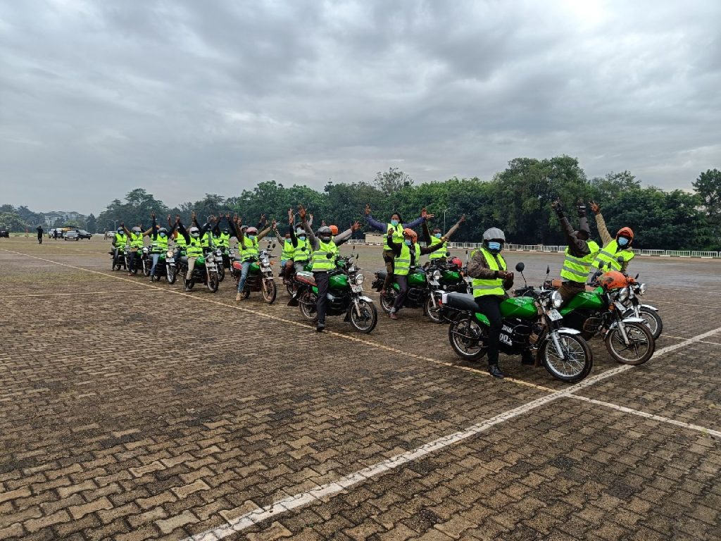 Uganda plánuje lidem rozdávat elektrické skútry - Zdopravy.cz