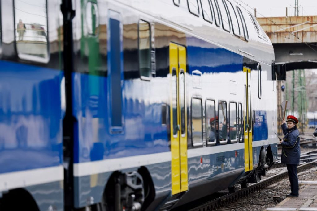 Téměř půl kilometru dlouhý vlak. MÁV-START oslavil zakončení dodávky ...