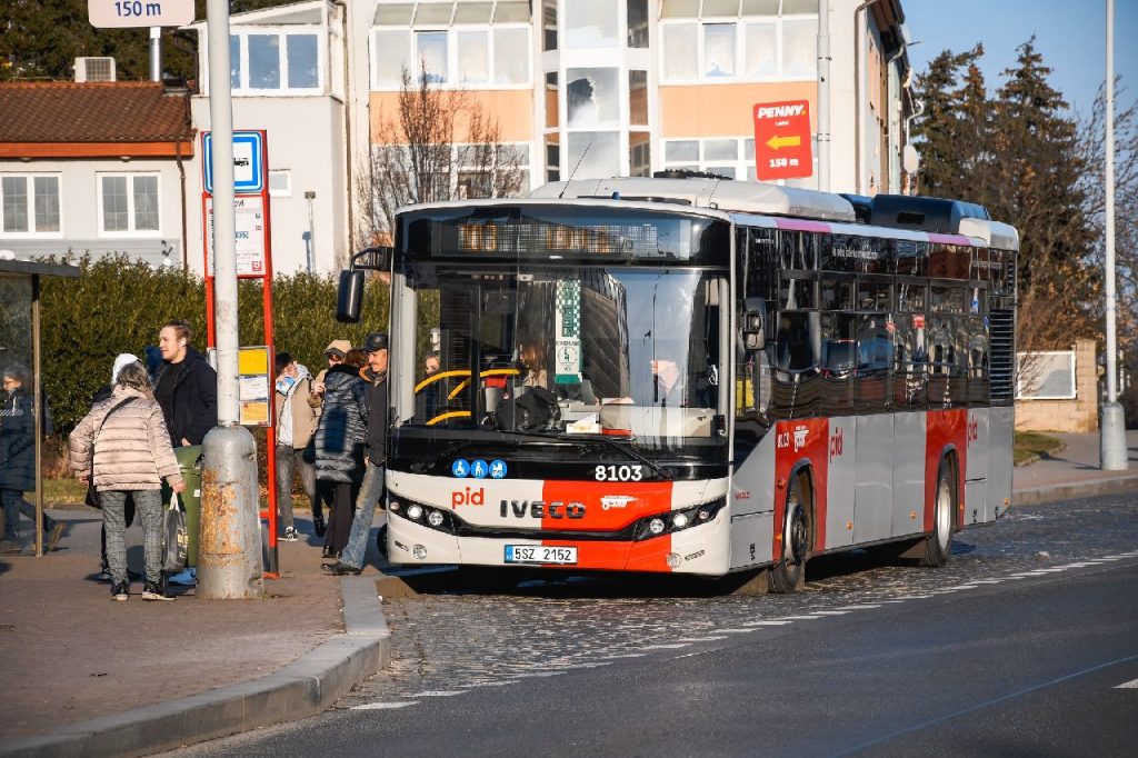 V Praze začaly jezdit turecké autobusy Iveco Streetway - Zdopravy.cz