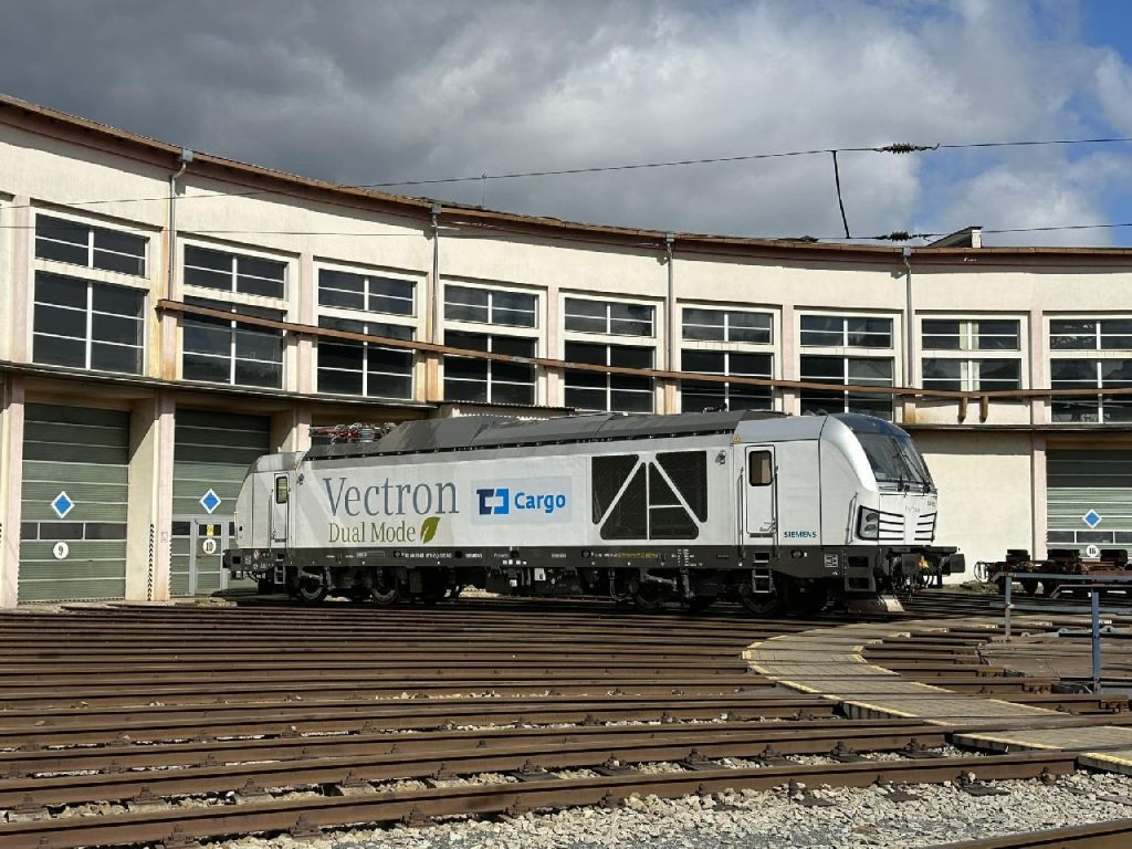 ČD Cargo testuje dvouzdrojový vectron, zatím jen v dieselové trakci ...