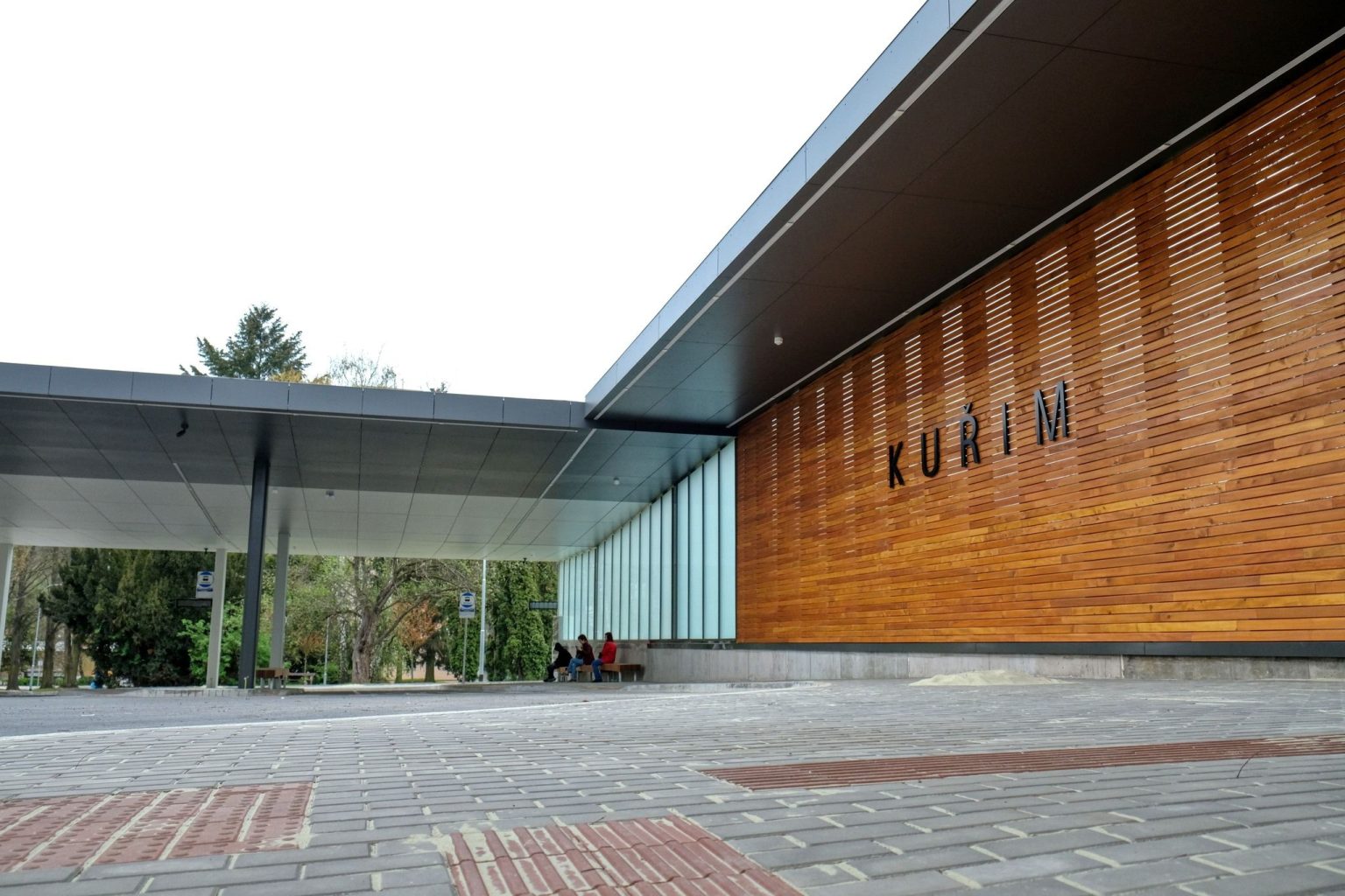 Kuřim má nový terminál u železniční stanice, vznikla i myčka na kola ...