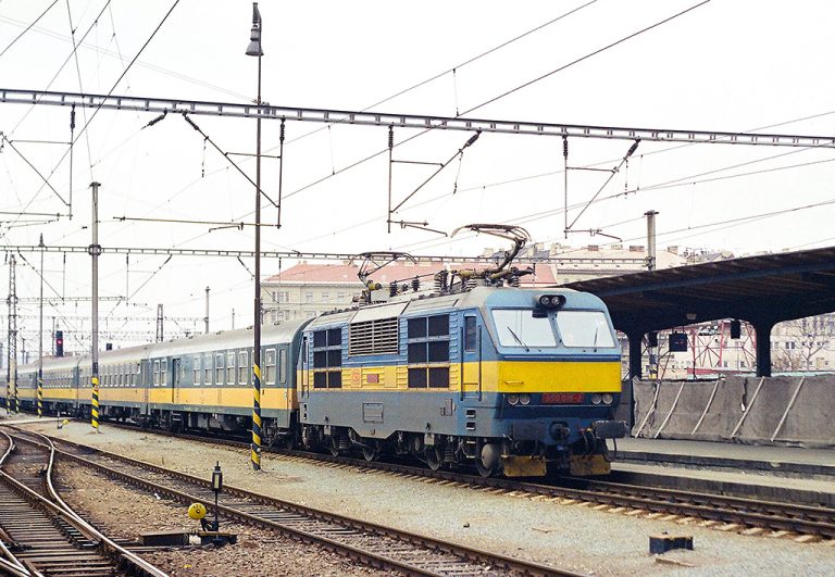 Koženky, první ES 499.0 a dobové uniformy. Z Prahy do Bratislavy vyjede Retro Slovenská Strela ...