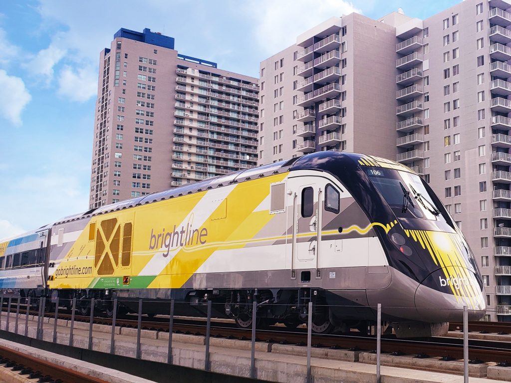 Z Miami do Orlanda až 200 km/h. Brightline na Floridě zahájil nové ...