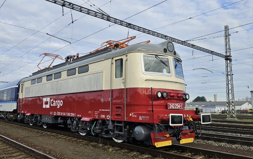 ČD Cargo koupí další lokomotivy od Českých drah, o pořízení řady 380 ...