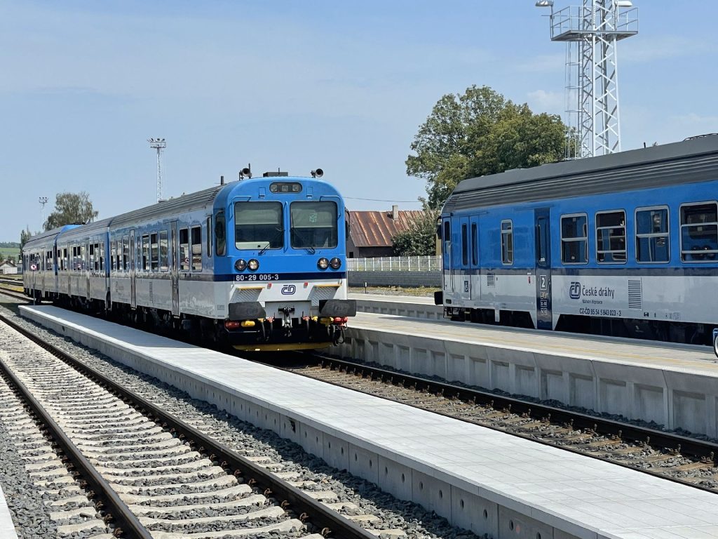 Pod dráty až do Krnova. Centrální komise schválila elektrizaci trati z ... Pod dráty až do Krnova. Centrální komise schválila elektrizaci trati z ...