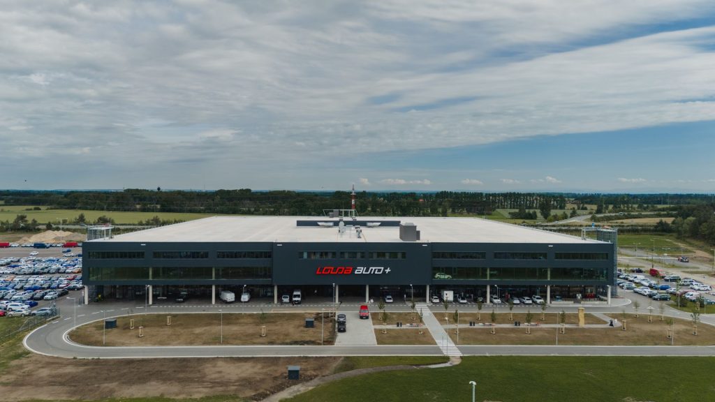 Čtyři kryté hektary a až 3000 vozů. Louda Auto otevírá u D11 obří ...