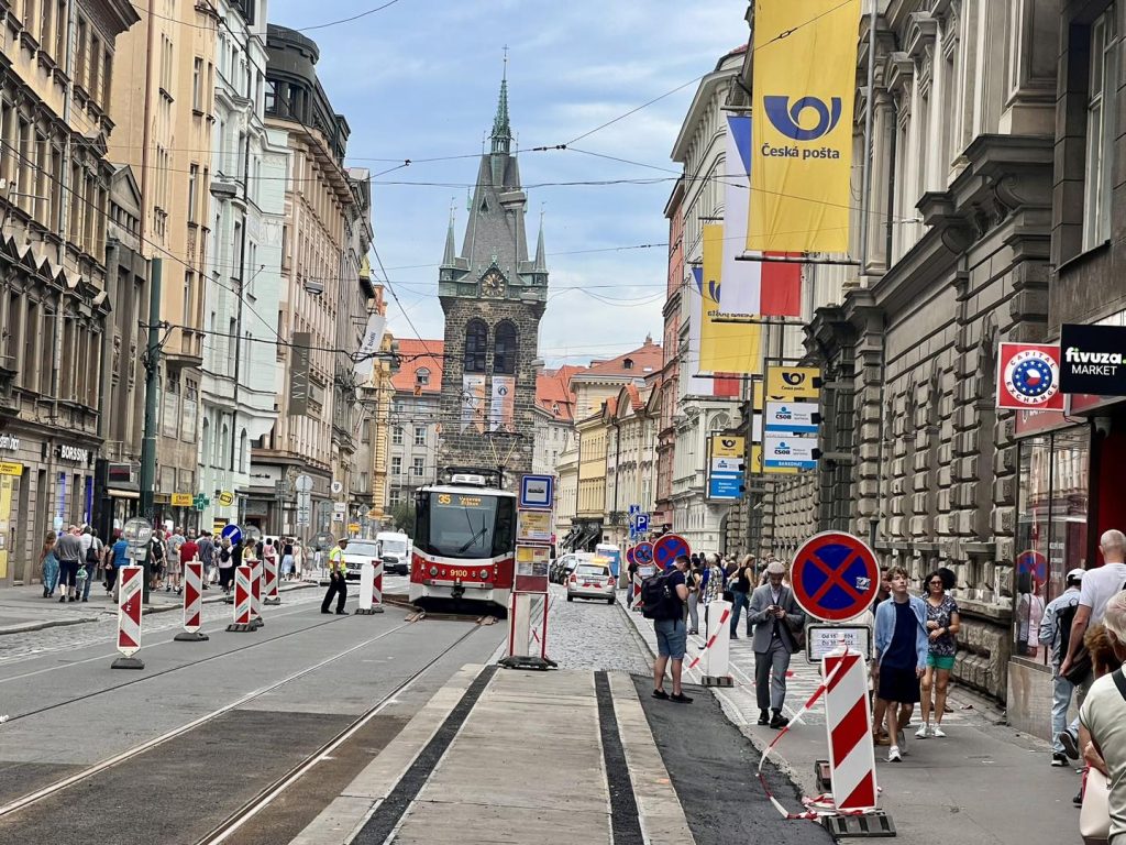 Obrazem: Trať na Václavském náměstí je rozkopaná, tramvají však už lze ...