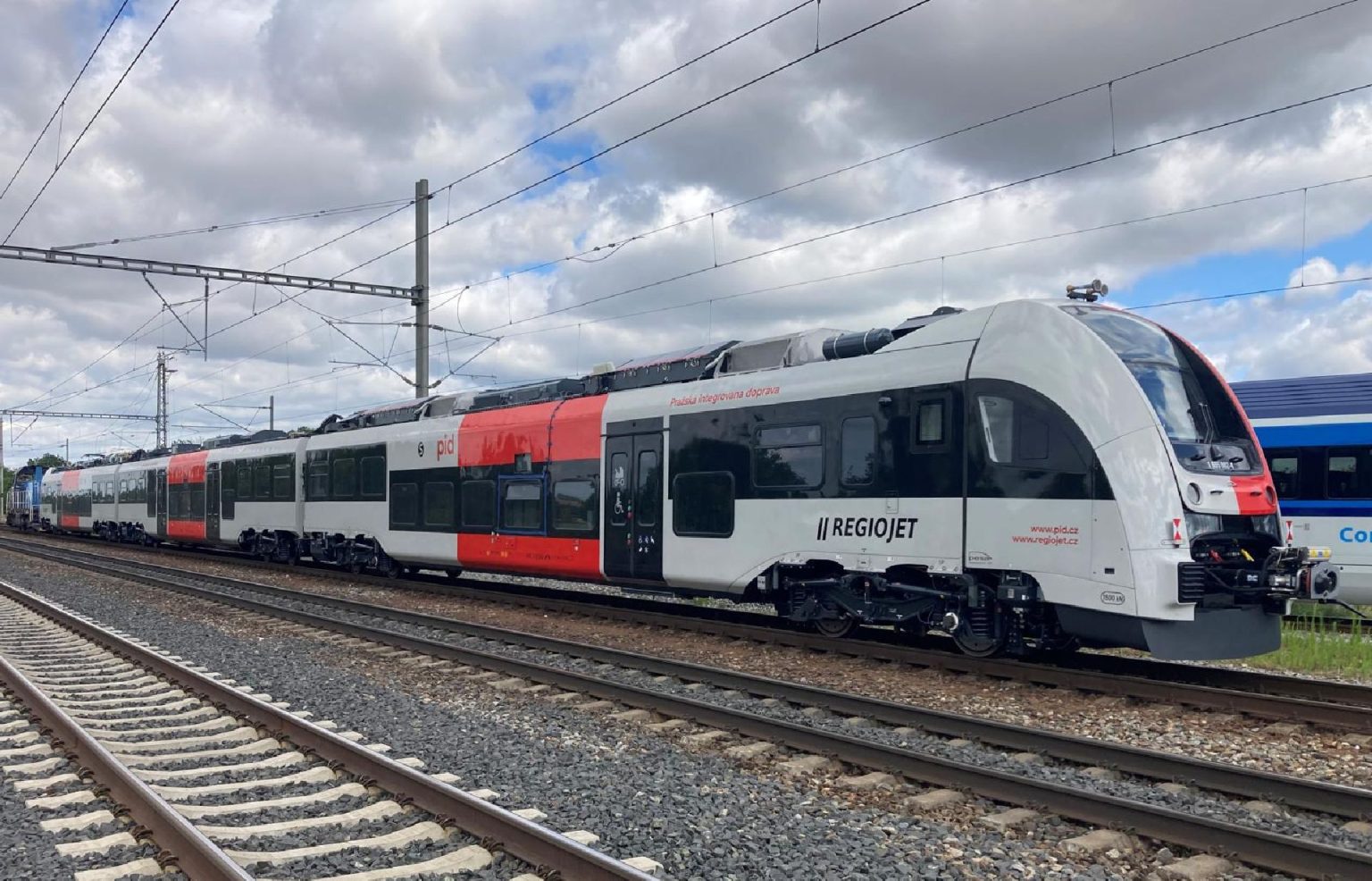 Nový vlak pro PID dorazil na testy. Od prosince s ním spojí RegioJet ...